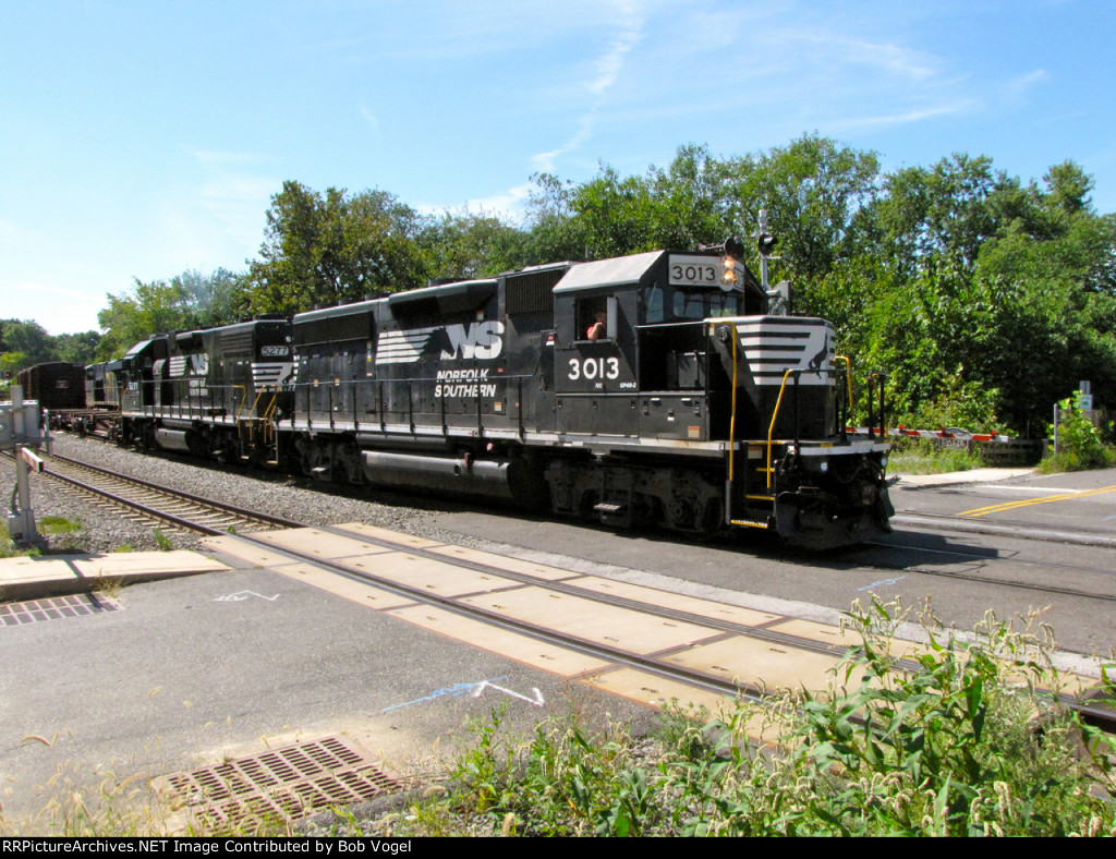 NS 3013 and GP38-3 5277